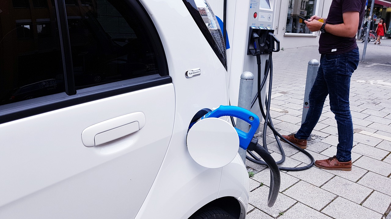 V Česku je skoro 5 tisíc elektromobilů a 800 nabíjecích stanic | FocusOn