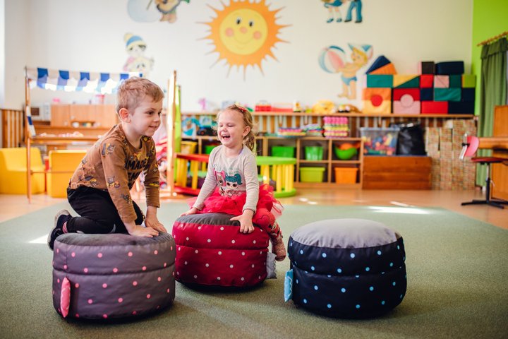 Dobrá karma. Z nepovedených kabelek sedací vaky pro školky | FocusOn